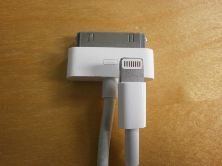 Lightning-Stecker enthält Texas-Instrument-Chip mit ... Lightning-Stecker enthält Texas-Instrument-Chip mit ...
